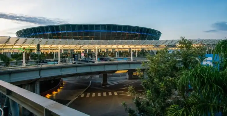 Verwunderlich Nizza Flughafen Ankunft Ebenbild